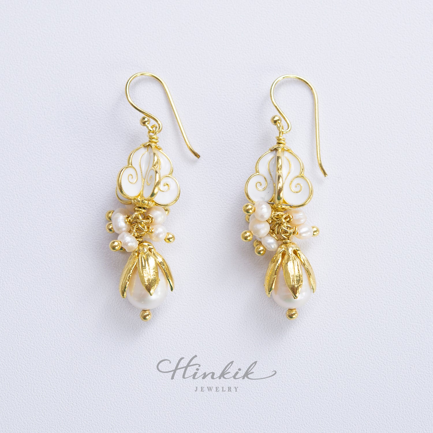 ต่างหูระย้าดอกไม้ทรงมงกุฎสไตล์ไทยพร้อมไข่มุกน้ำจืด – Hinkik Jewelry